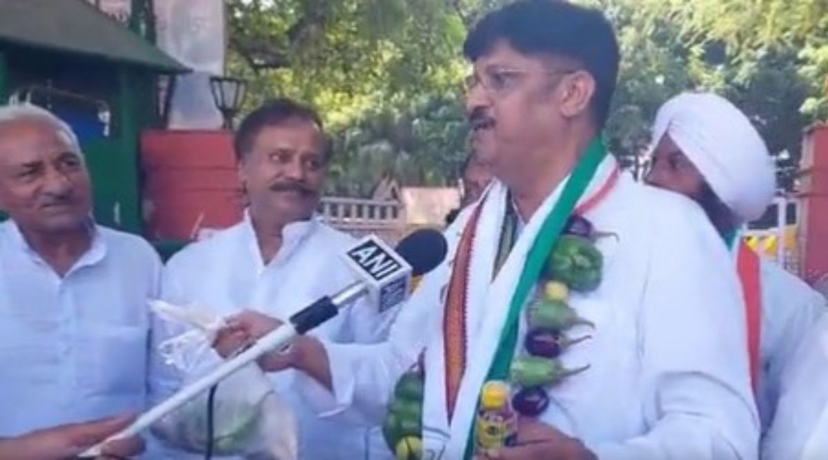 Mehangai Par Halla Bol rally rajasthan Congress worker unique protest ...