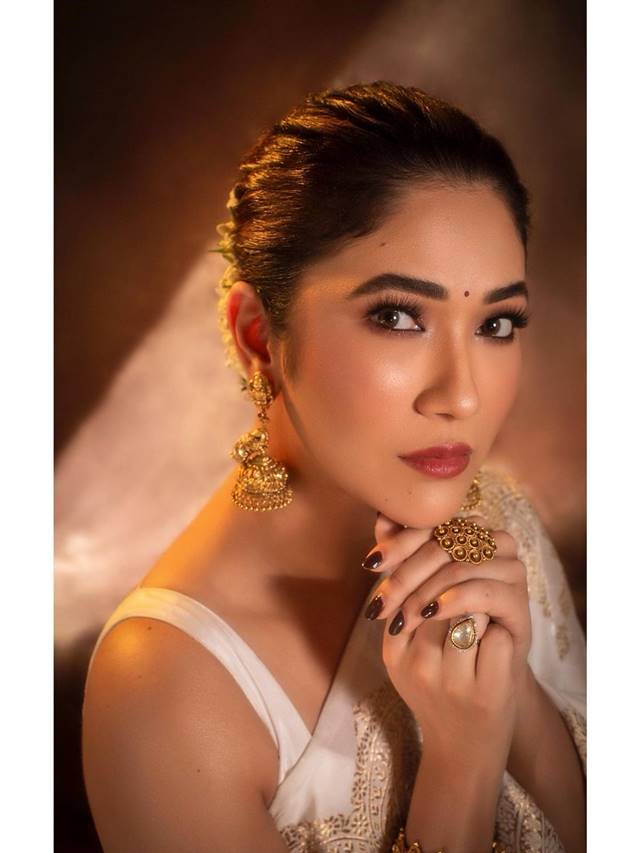 रिद्धिमा पंडित ने साड़ी में बिखेरा जलवा | Jansatta