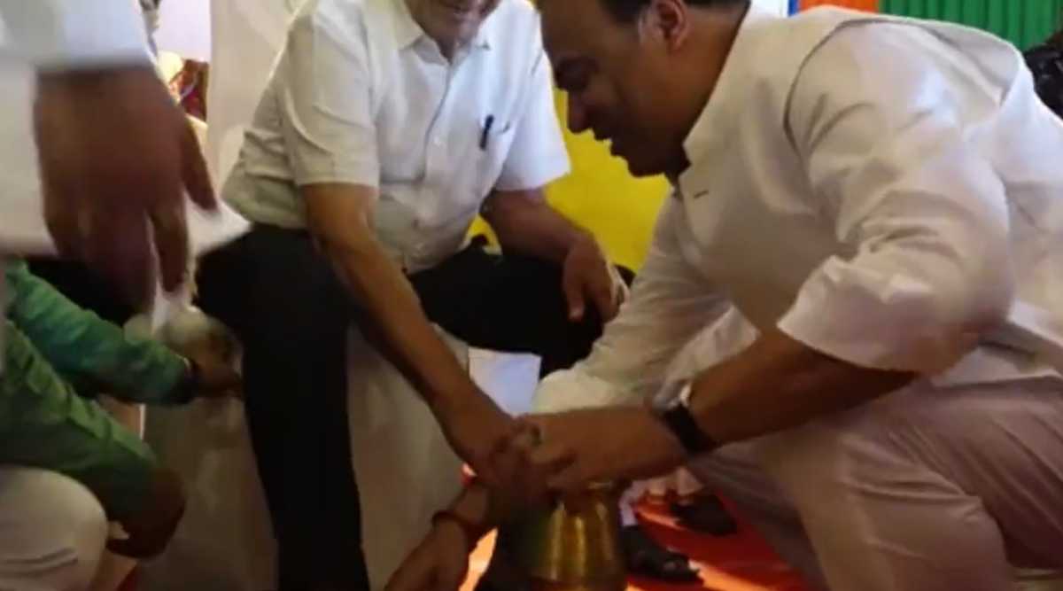 Himanta Biswa Sarma washed the feet of senior BJP leaders Congress leader took a pinch - असम CM ...