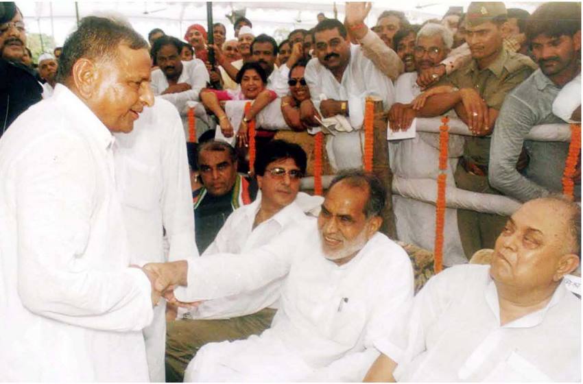 Mulayam Singh Yadav Funeral: Dimple Yadav Father in law is very close ...