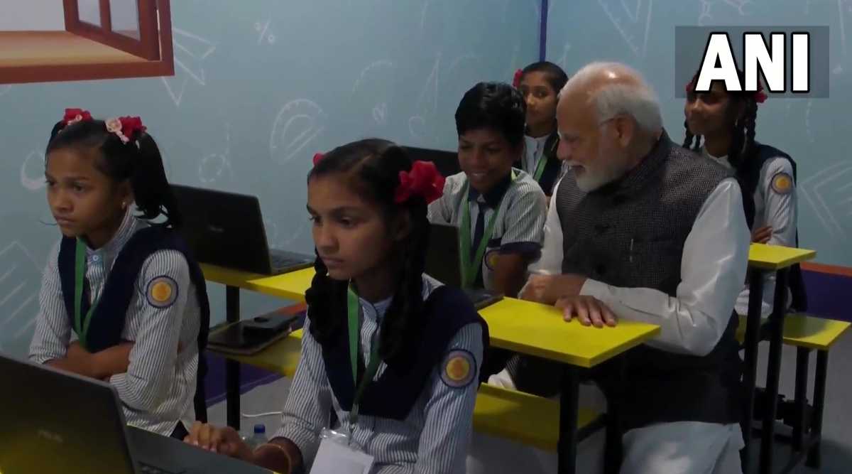 PM Modi reached the classroom guajrat school Kejriwal said education missed in election ...
