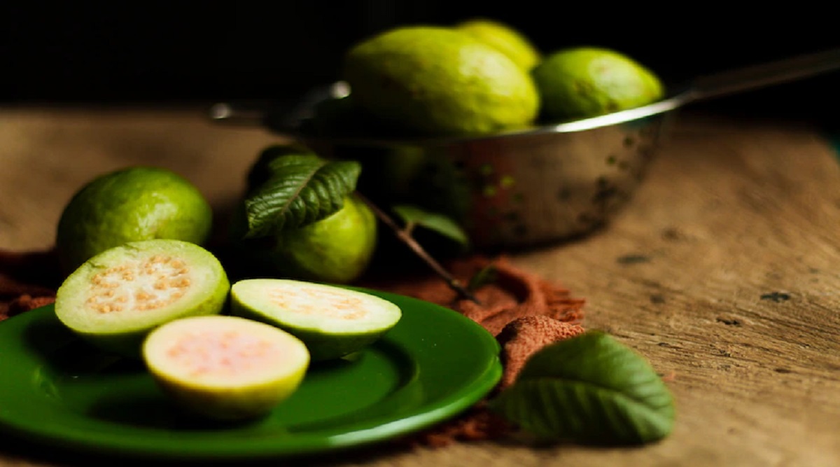 know from experts about Guava uses and side effects-इन बीमारियों में जहर की तरह काम करता है ...