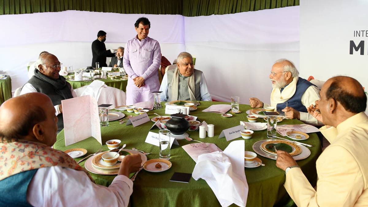 Congress Leader Mallikarjun Kharge Having Lunch With Pm Narendra Modi Photos Viral On Social 