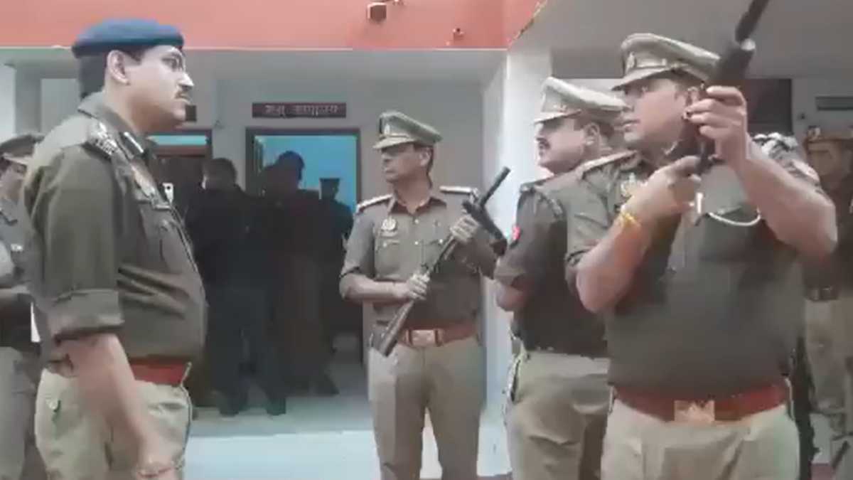 UP police viral video outpost incharge could not fire in front of dig ...