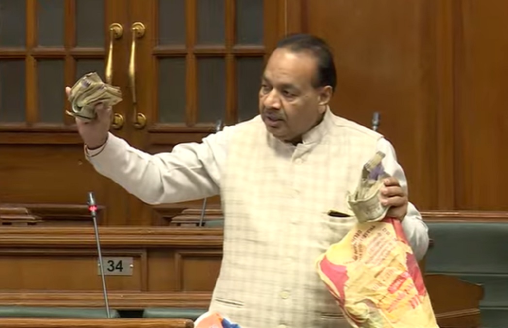 Mohinder Goyal News AAP MLA Mohinder Goyal flashes currency notes in ...