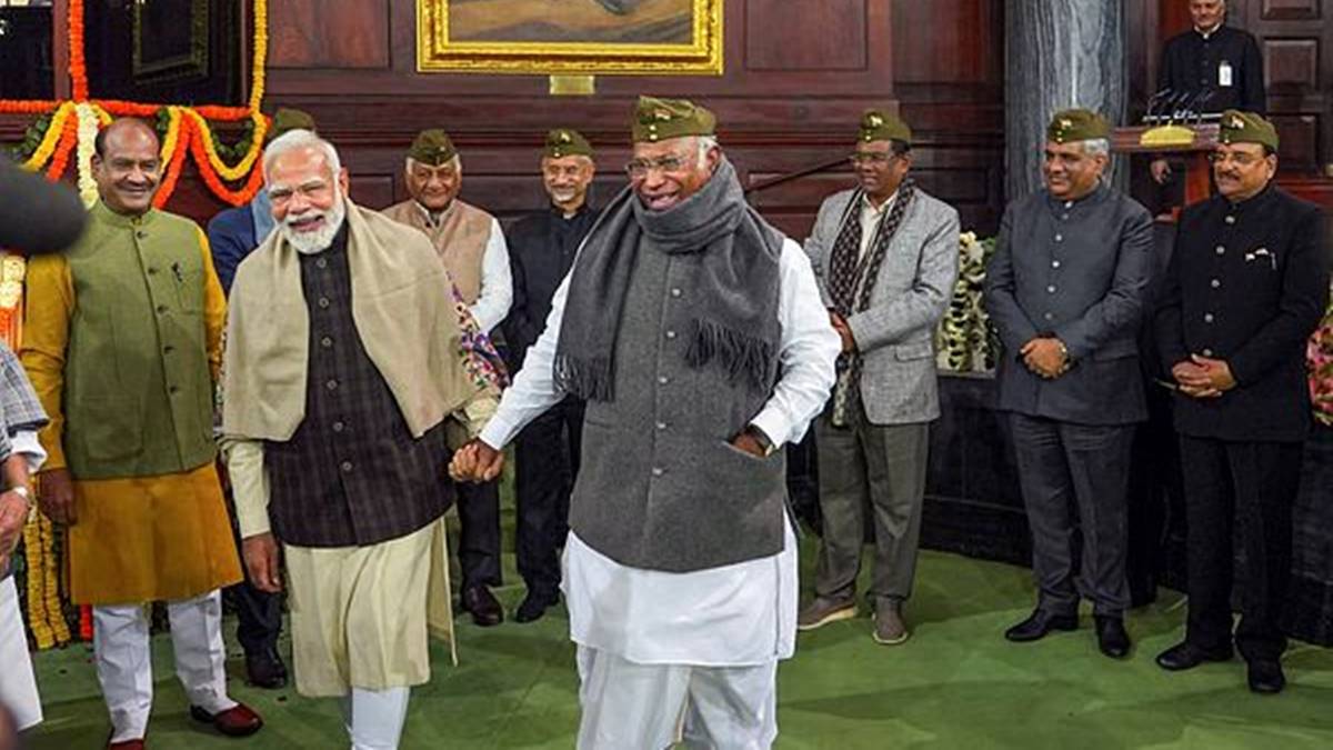 PM Narendra Modi and Mallikarjun Kharge meeting Photo viral on social ...