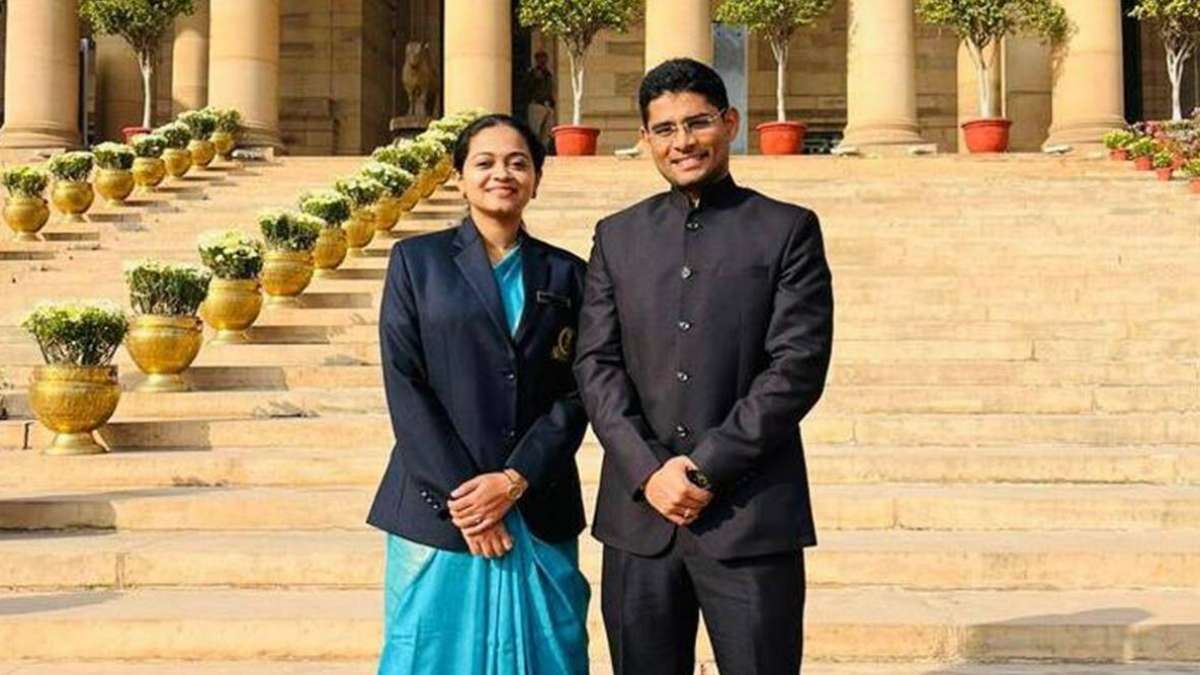 In wedding vows of Kerala officer couple Sponsoring orphans - केरल: अफसर जोड़े ने शादी में ली ...