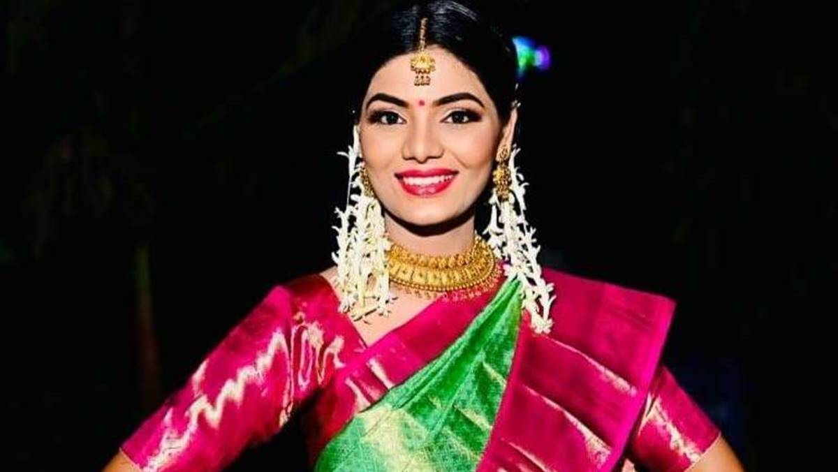 Akhilesh Yadav taunts Yogi Adityanath on Neha Singh Rathore song - आईने ...