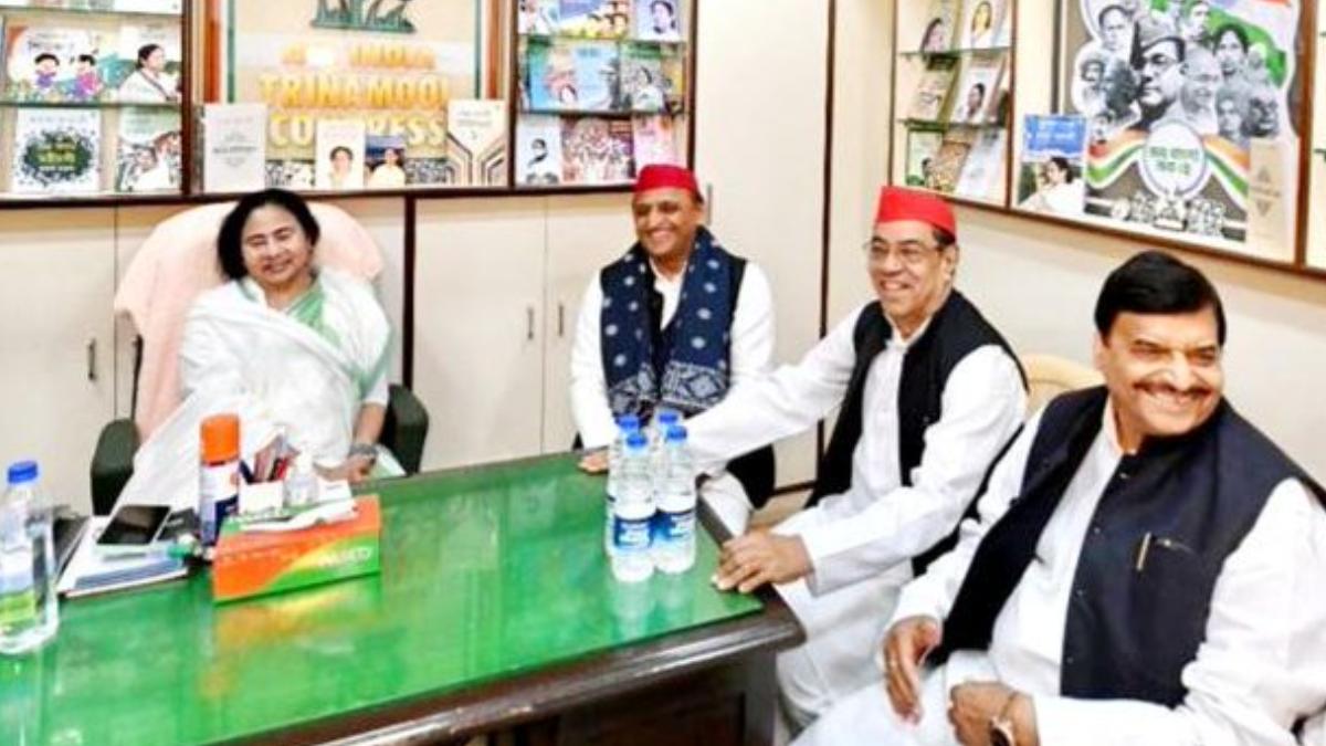 Akhilesh Yadav meets CM Mamata Banerjee with uncle Shivpal yadav People ...