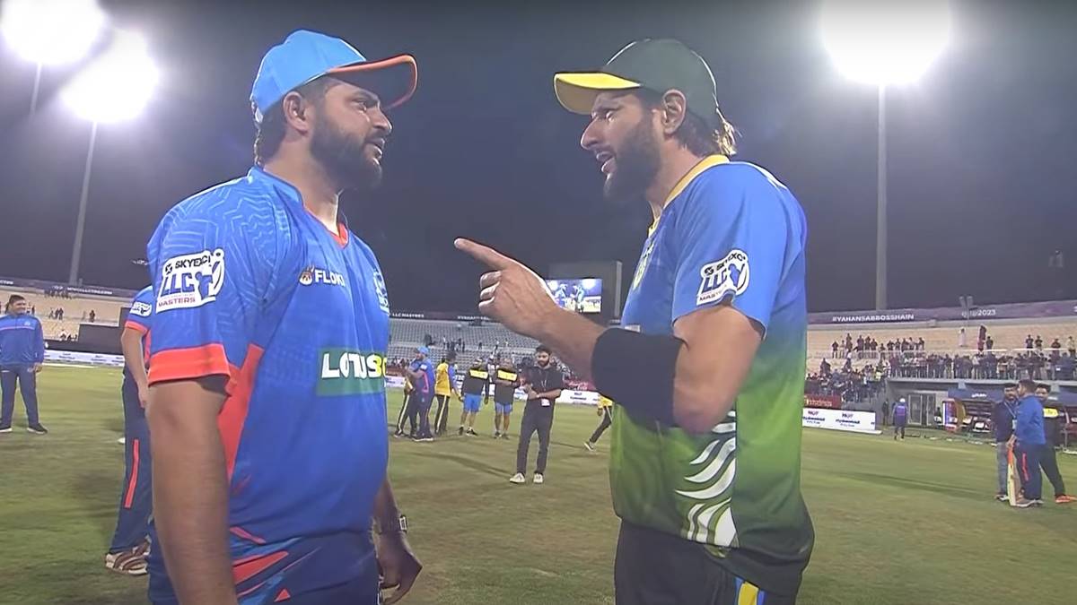 IND vs PAK: Indian Fan Wave Tiranga Flag In Front Of Shahid Afridi ...