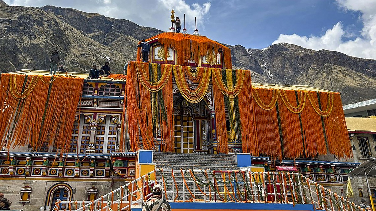 The doors of Badrinath Dham opened, thousands of devotees became ...