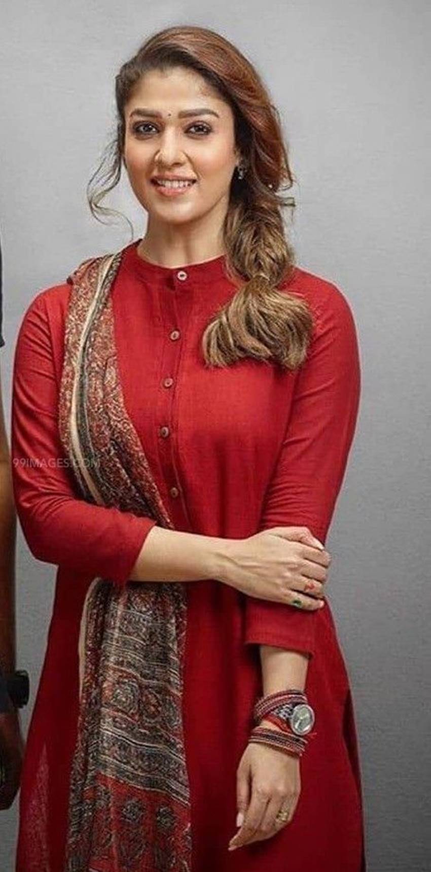 South Superstar and Shahrukh khan Actress Nayanthara looks Super ...