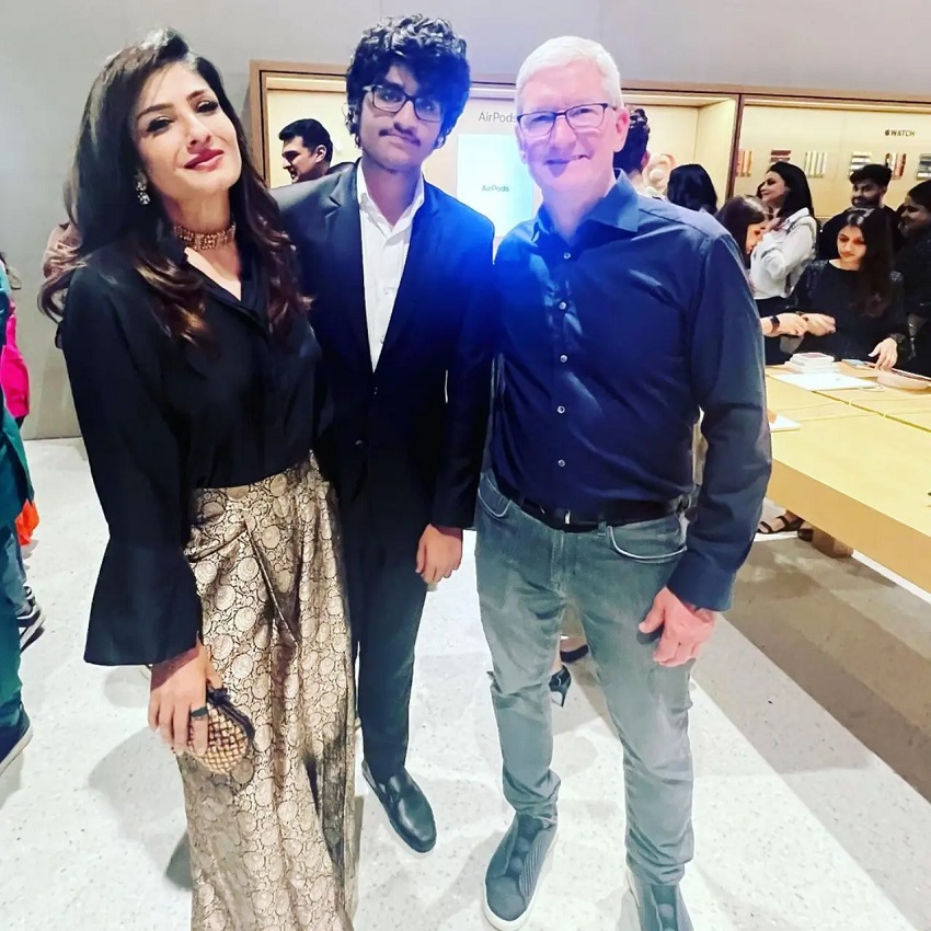 Apple Store launch in Mumbai: Tim Cook eats Vada pav with Madhuri Dixit ...