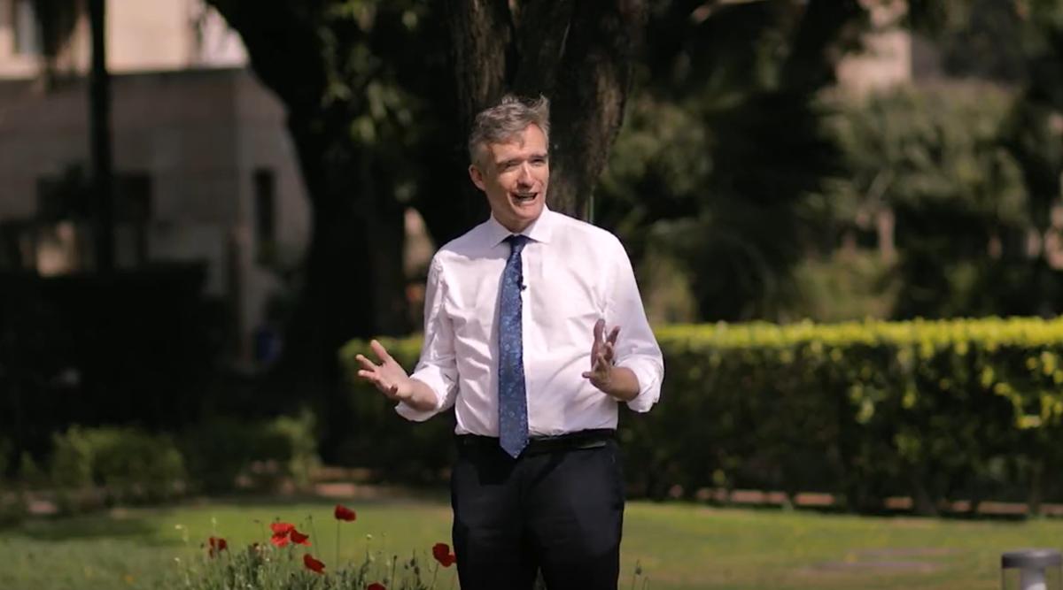 British High Commissioner Alex Ellis asked hindi film to improve ...