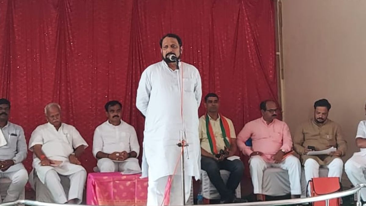 karnataka Former BJP leader former Deputy CM Laxman Savadi joined ...