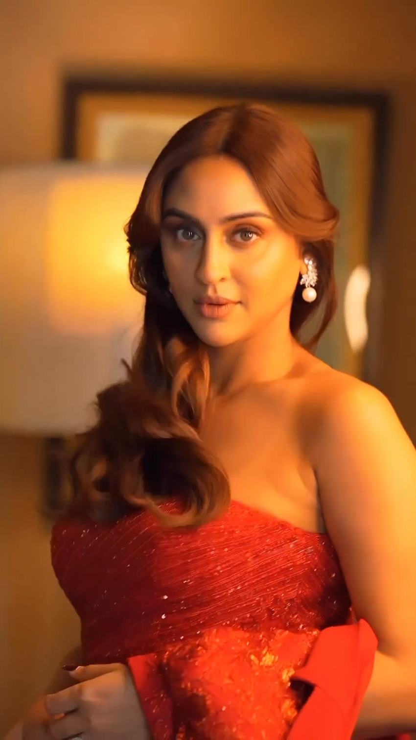 Krystle D'Souza looks gorgeous in red outfit at IIFA 2023 - रेड ग्लिटर ...