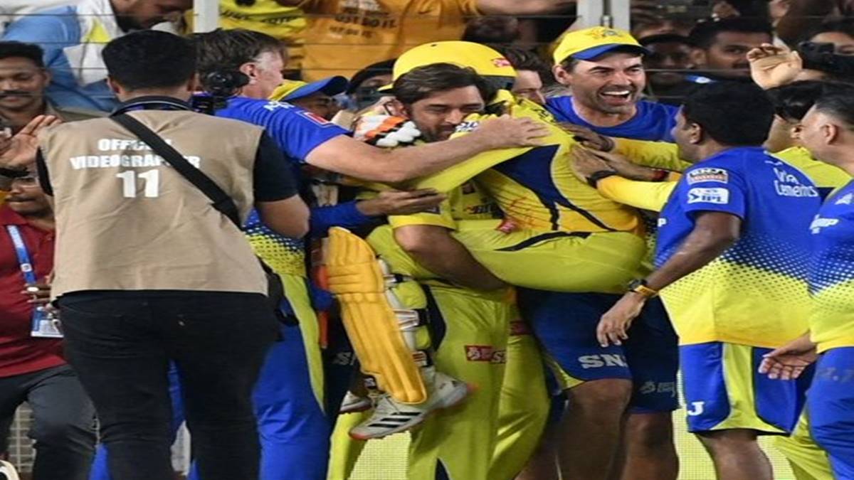 IPL 2023 MS Dhoni also upset on last ball closed eyes lifted Ravindra Jadeja after victory-IPL ...