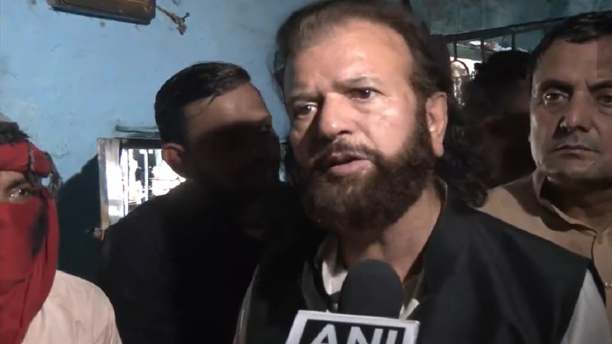 Shahbad Murder case Hans Raj Hans met victim family and gives 1 lakh ...