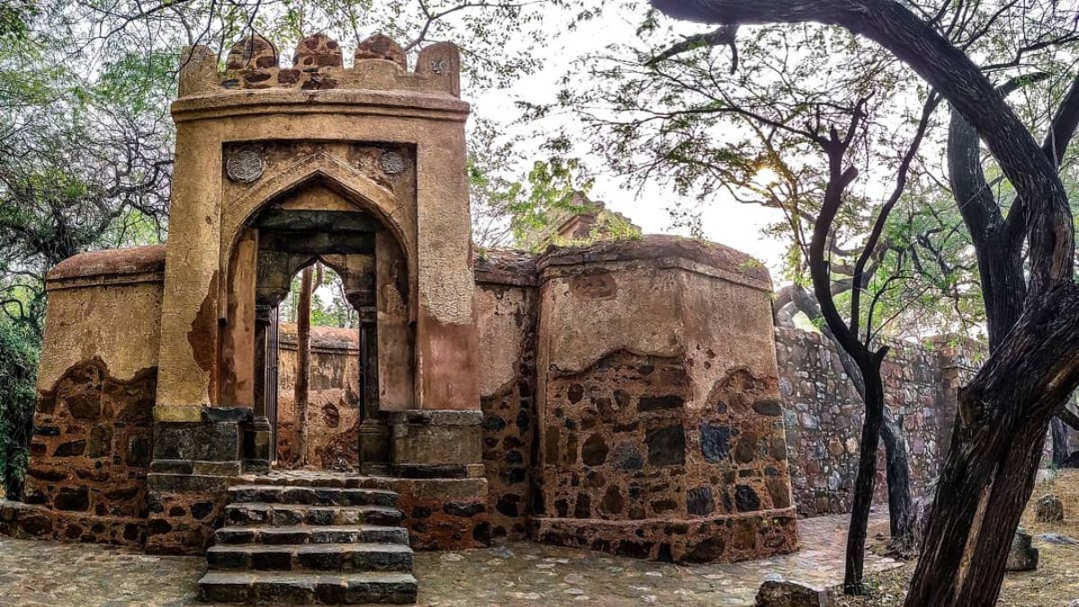 5 Most Haunted places in delhi and their story Agrasen ki Baoli khooni ...