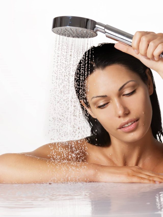 Astro Tips: घर में खुशहाली लाने के लिए नहाने के पानी में मिला लें बस ये ...