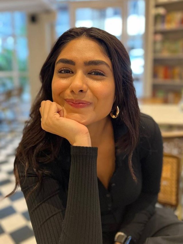 Mrunal Thakur के नो-मेकअप लुक पर भी टिकी फैंस की निगाहें