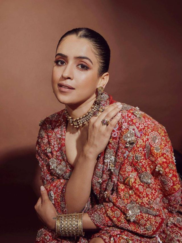 डिजाइनर आउटफिट में सान्या मल्होत्रा, हर आदा है कातिलाना