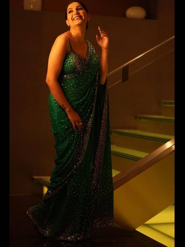 काम से फुर्सत निकाल ब्रिटेन में टाइम स्पेंड कर रही हैं रश्मि देसाई