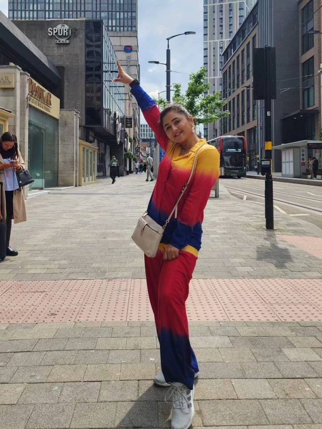 काम से फुर्सत निकाल ब्रिटेन में टाइम स्पेंड कर रही हैं रश्मि देसाई ...