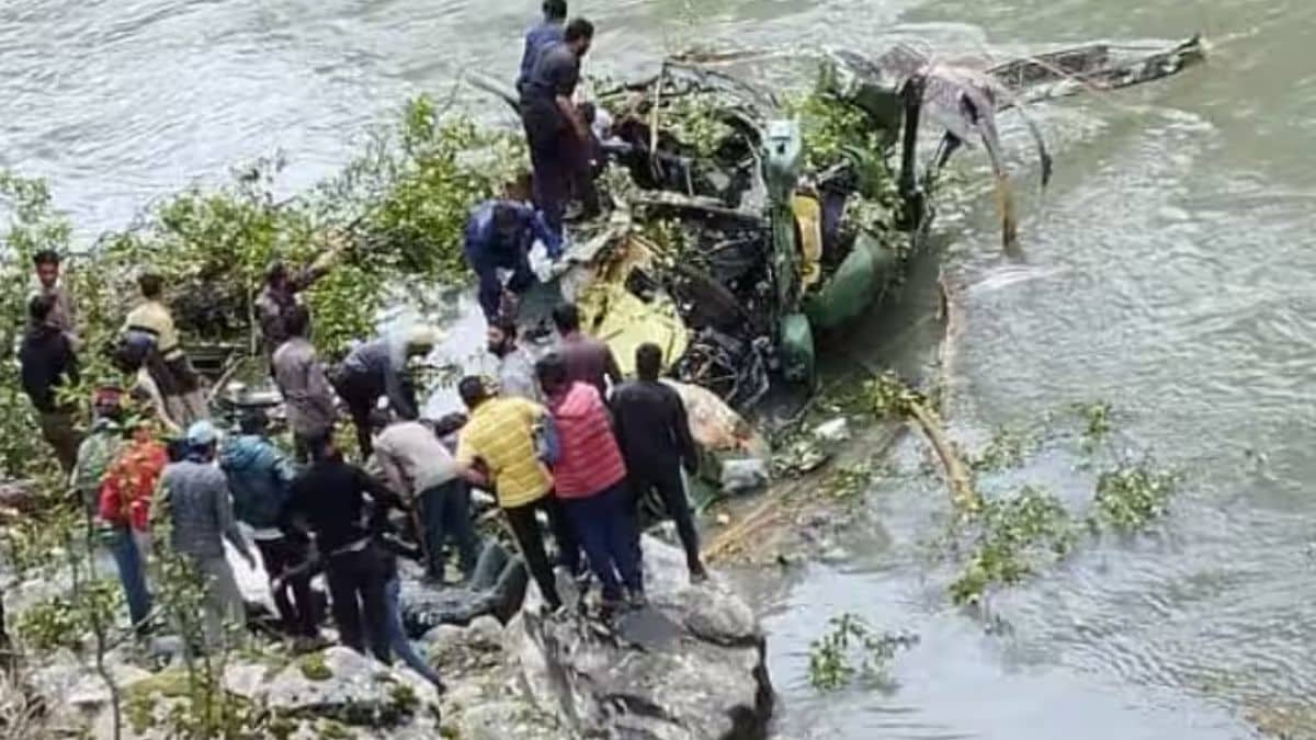 Jammu Kashmir Army ALH Dhruv Helicopter crashed near Kishtwar Pilots safe | Jansatta