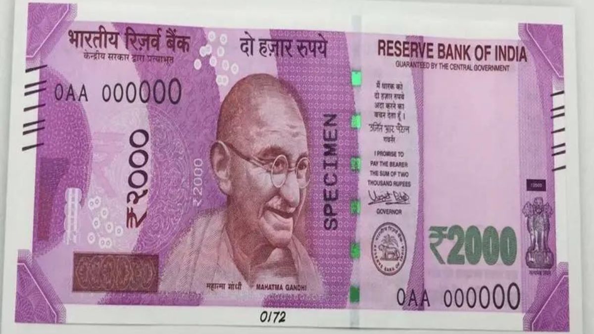 इसे कहते हैं जुगाड़! 2000 रुपये लेकर बैंक नहीं पेट्रोल पंप भाग रहे लोग ...