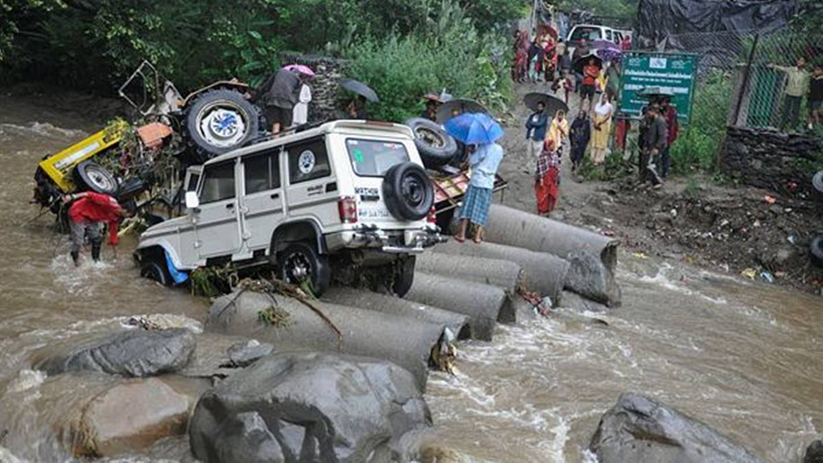 IMD Orange alert heavy rain flash flood blocked roads in himachal pradesh haryana tourists ...