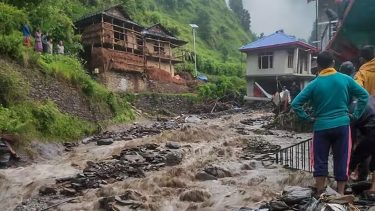 Flood Himachal Pradesh Mandi district Bagipul area highway tourists-हिमाचल के मंडी जिले में बाढ़ ...