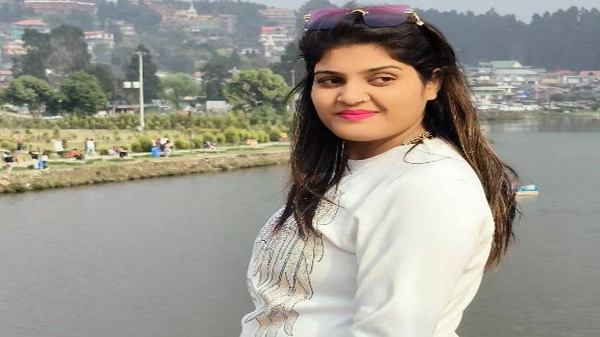 Bhojpuri folk singer Nisha Upadhyay of saran bihar was shot her left ...