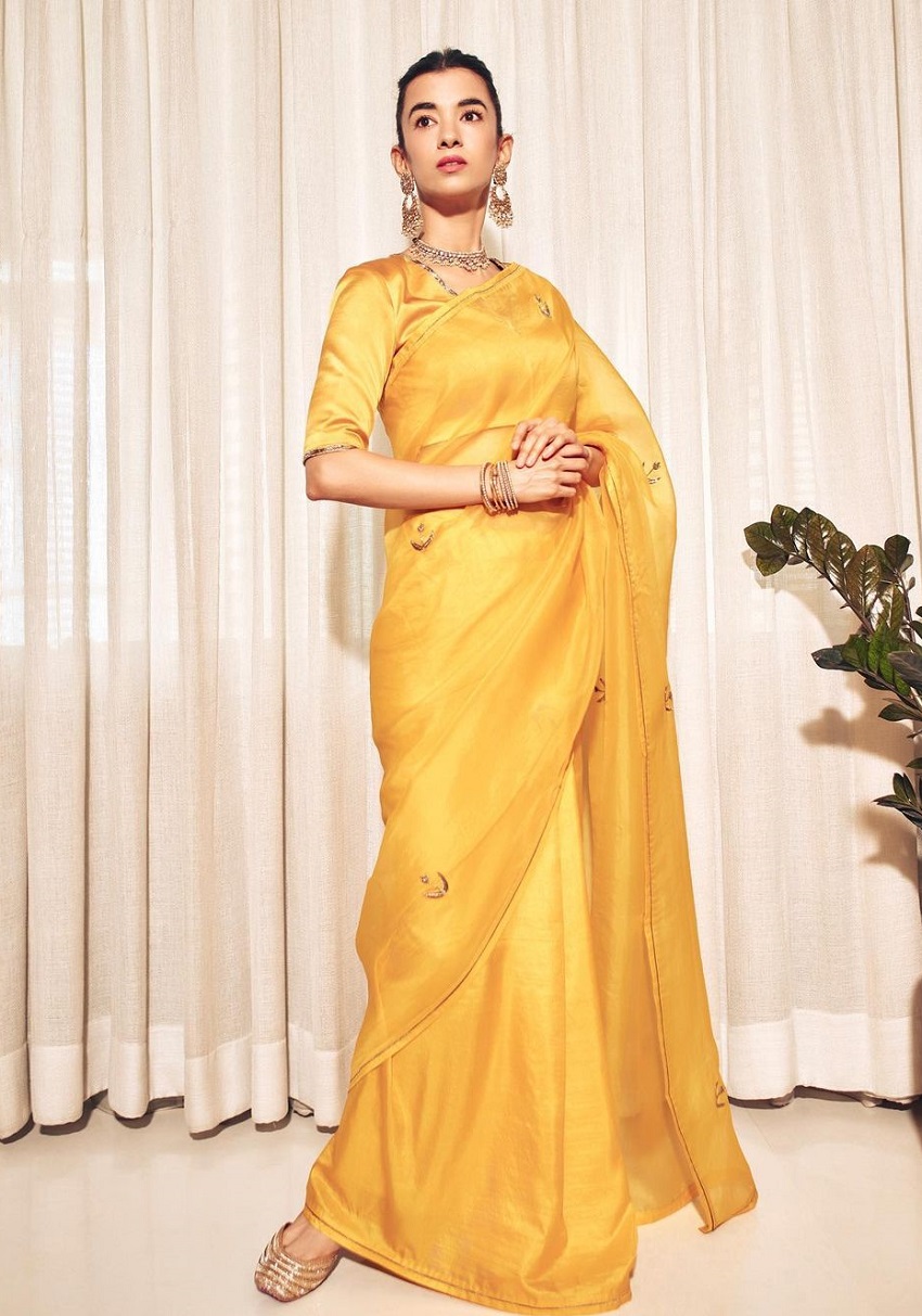 Saba Azad and Hrithik Roshan serve 'couple goals' with new photos - यलो ...