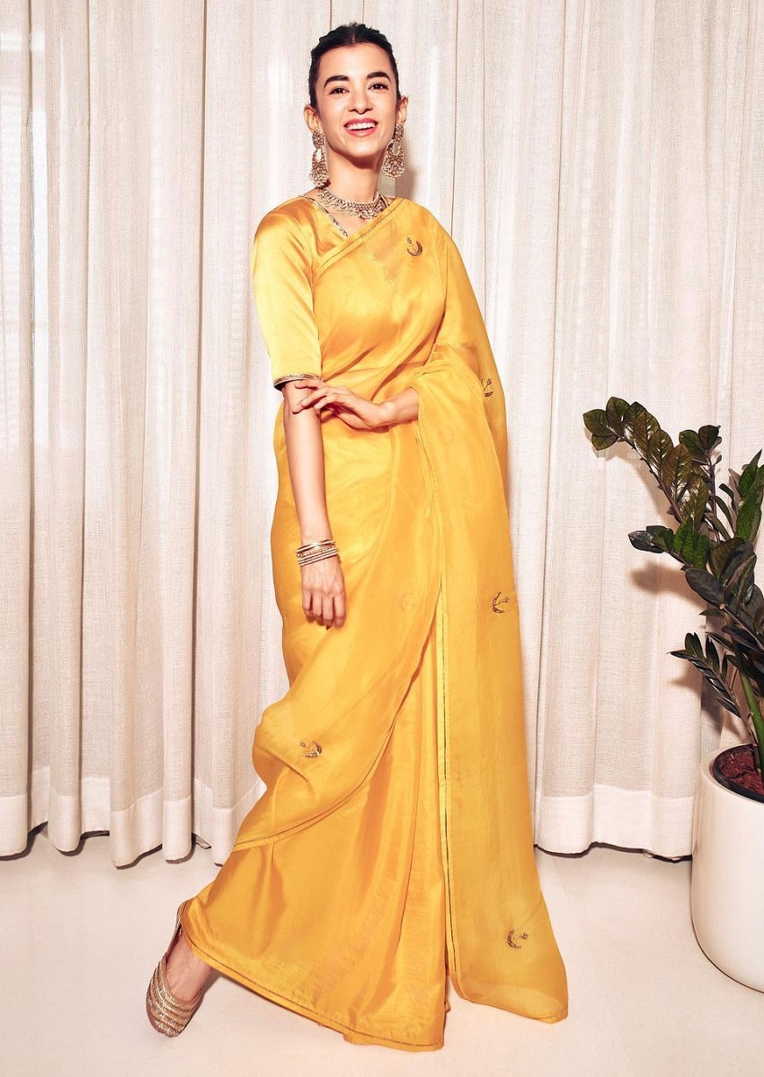 Saba Azad and Hrithik Roshan serve 'couple goals' with new photos - यलो ...