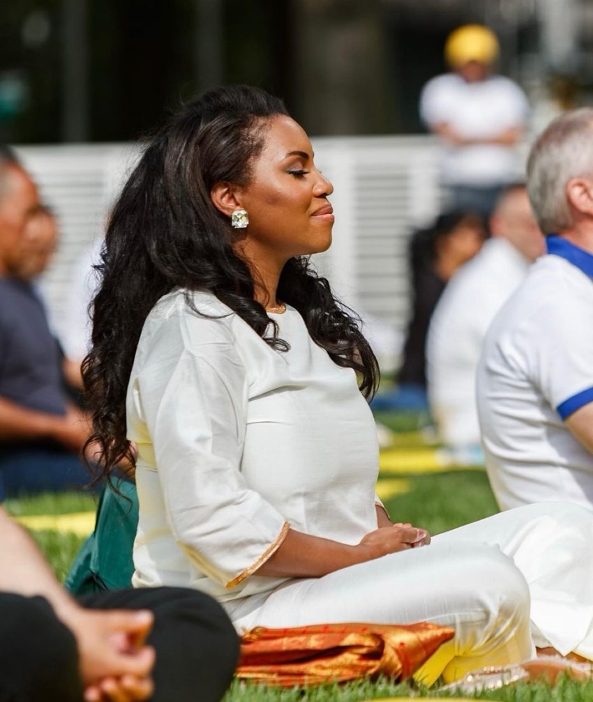 Know Who is Singer Mary Millben Touches PM Modi Feet After Singing ...