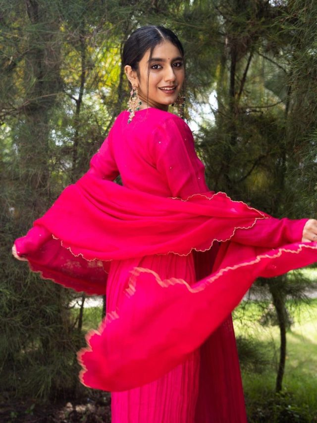 पिंक सूट में प्रिया प्रकाश वारियर लग रहीं गॉर्जियस