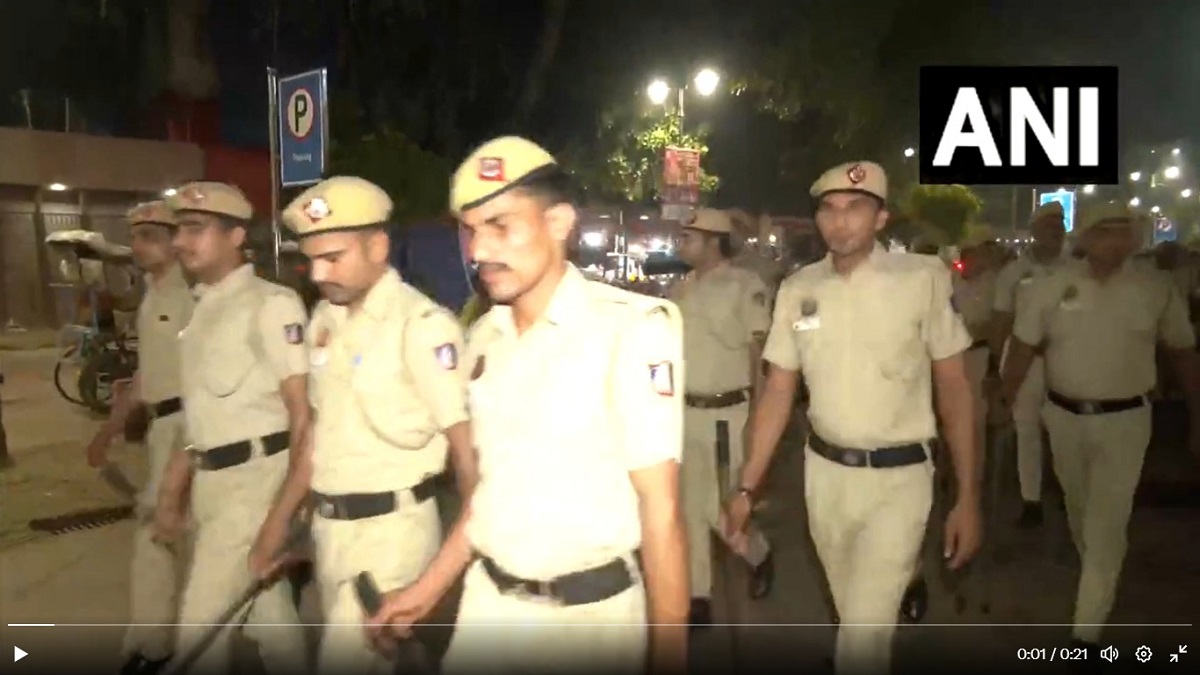 delhi police Patrolling in many areas in mid night and took 1587 people ...