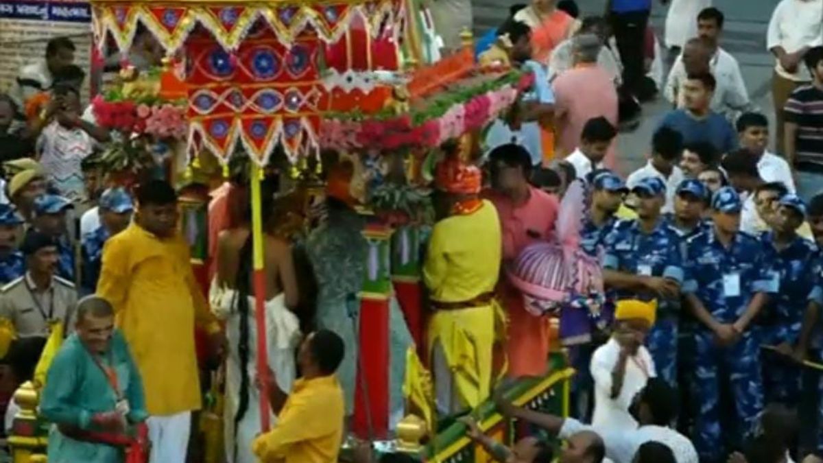 Jagannath Rath Yatra: पुरी में निकली भगवान जगन्नाथ की भव्य रथयात्रा ...