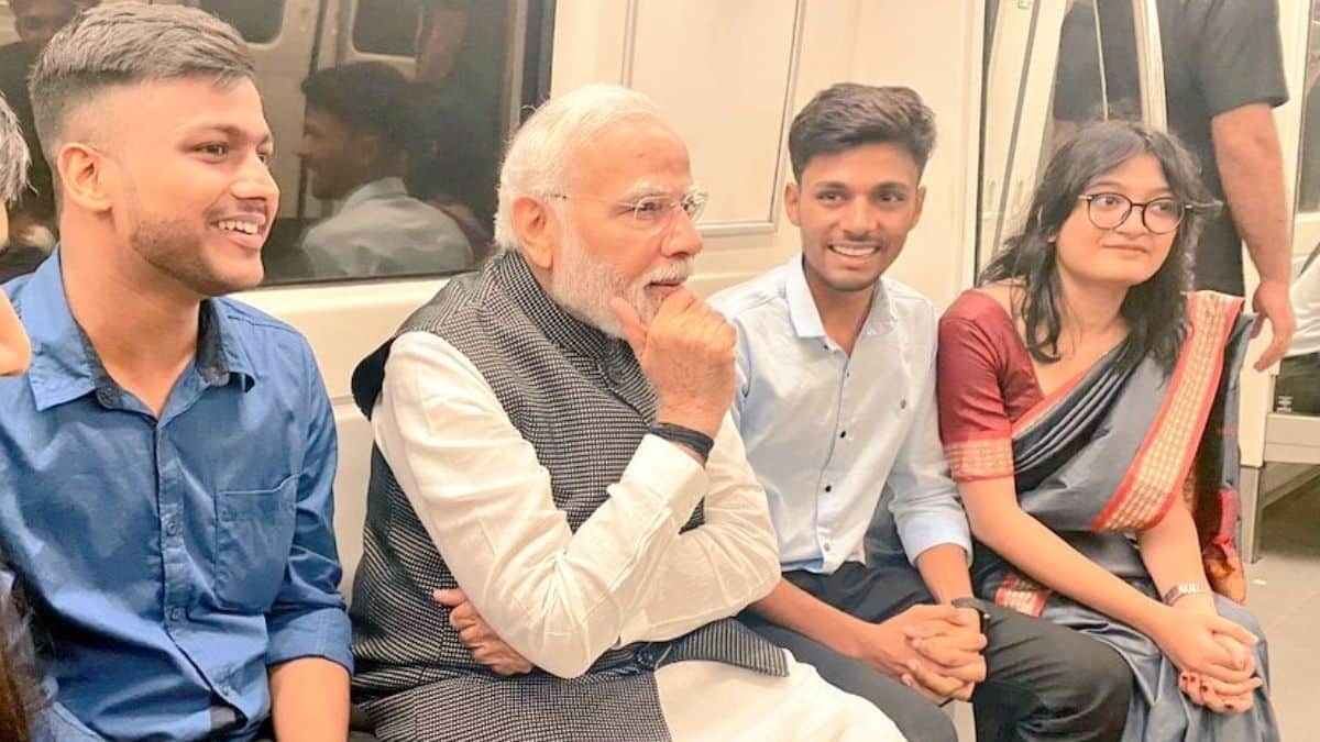 PM narendra Modi travels by metro to attend centenary celebrations of ...