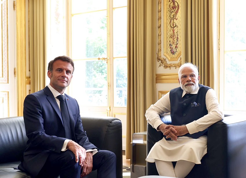 PM Modi gave gifts to President and Prime Minister of France on his ...