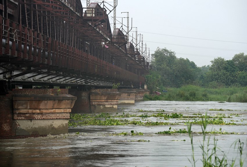 150 year old Delhi Yamuna bridge 'Loha Pul' first opened in 1866 ...