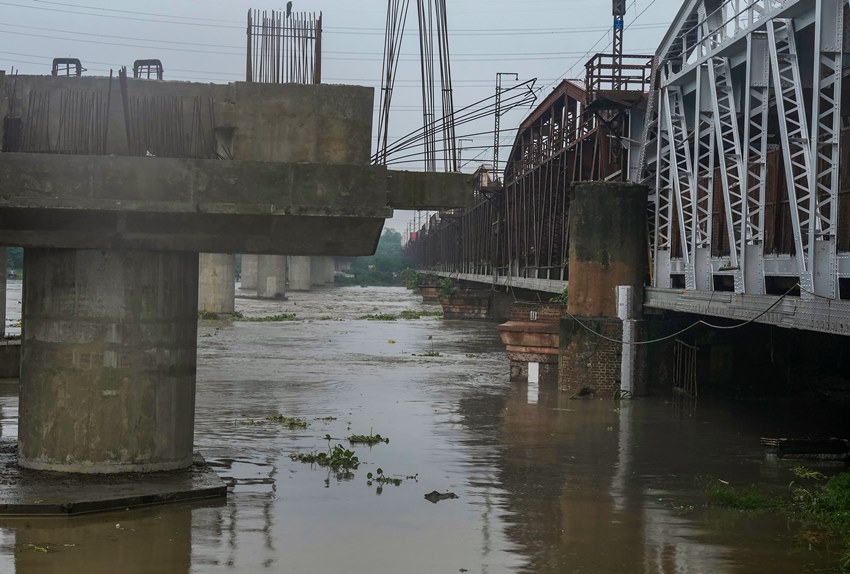 150 year old Delhi Yamuna bridge 'Loha Pul' first opened in 1866 ...