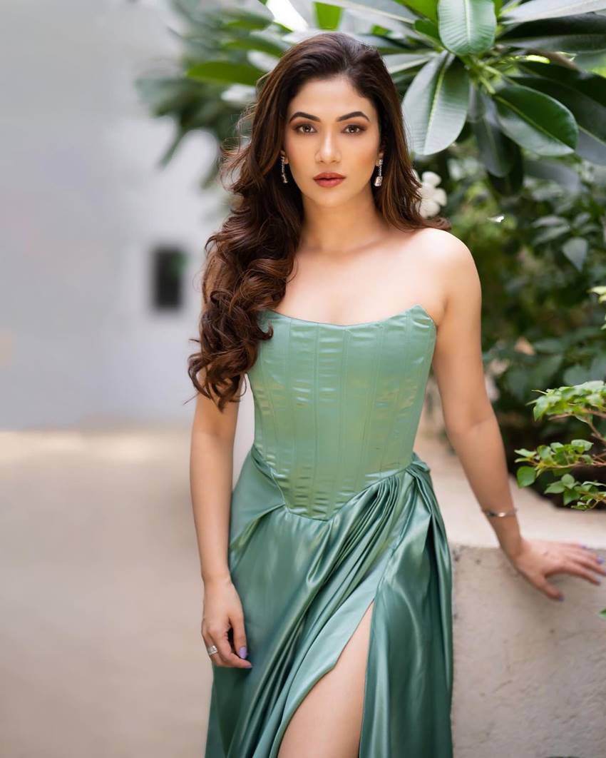 Riddhima Pandit looks like Disney princess in green gown - ग्रीन गाउन ...