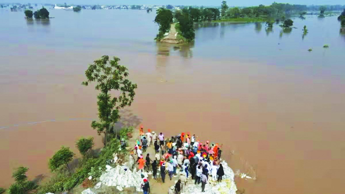 No fields or gardens survived flood -जल-प्रलय : खेत बचे न बाग | Jansatta