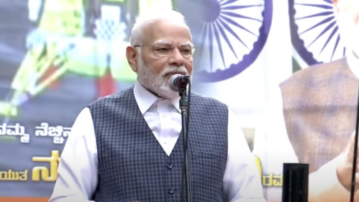 Chandrayaan 3 success pm modi in isro met scientists behind mission ...