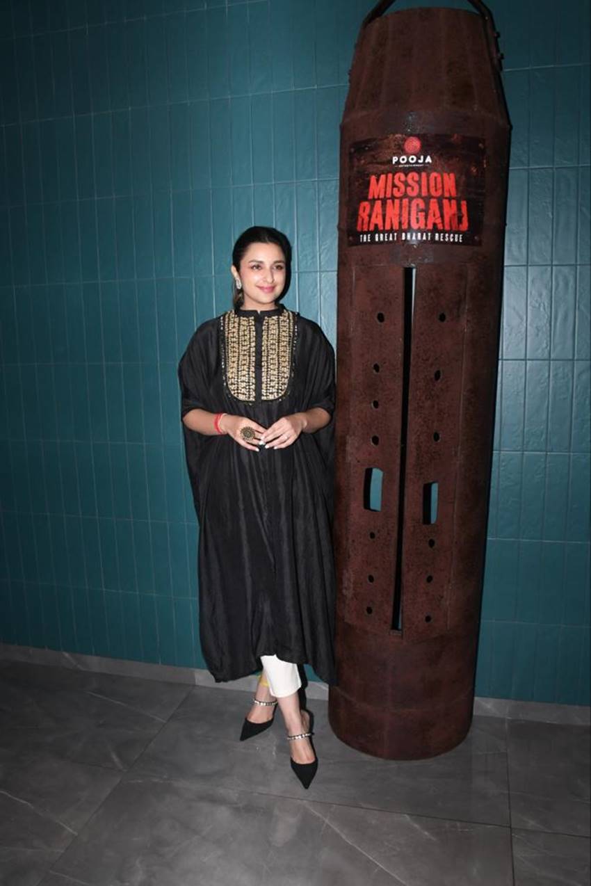 Parineeti Chopra seen with Mission Raniganj Actor Akshay kumar amid ...