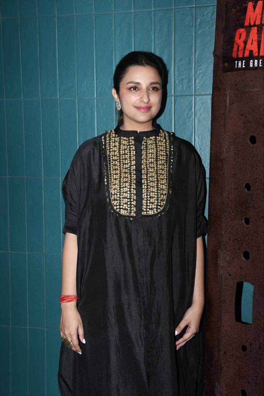 Parineeti Chopra seen with Mission Raniganj Actor Akshay kumar amid ...