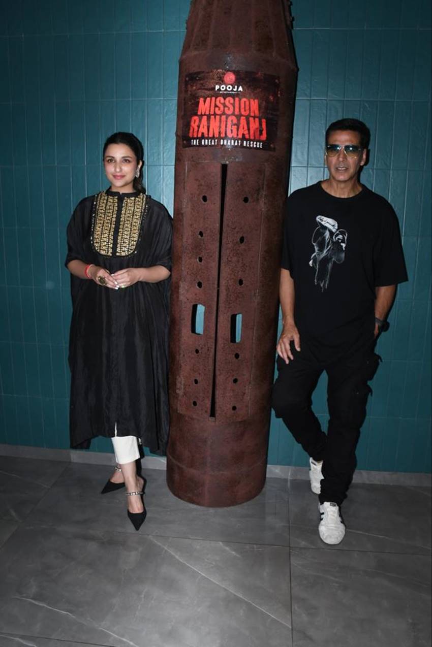 Parineeti Chopra seen with Mission Raniganj Actor Akshay kumar amid ...
