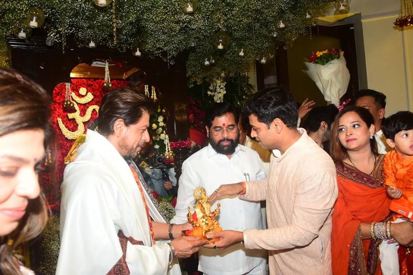 Shahrukh Khan reached Maharashtra CM Eknath Shinde with his Secretary ...